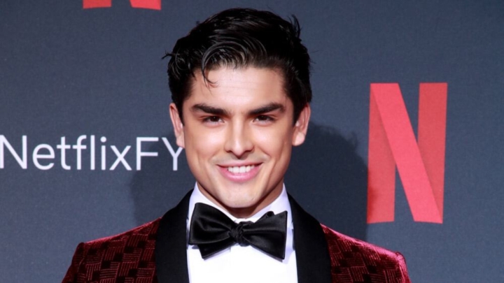 The Very Photogenic Young Netflix Stars Hit Red Carpet for FYSEE Pop-Up ...