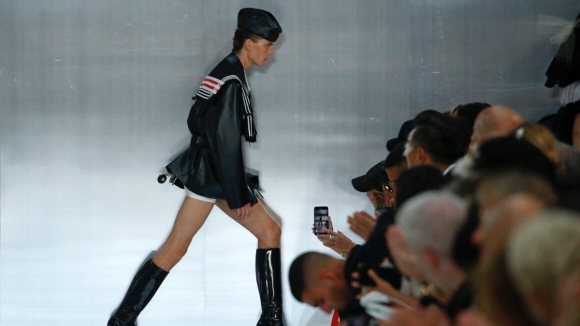 Model Leon Dame's Maison Margiela Runway Walk Goes Viral – Socialite Life