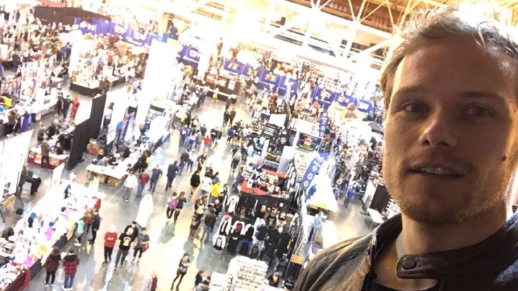 Sam Heughan Tweets 'No Arm' After Twitter Outrage Over Fan Reaching for ...
