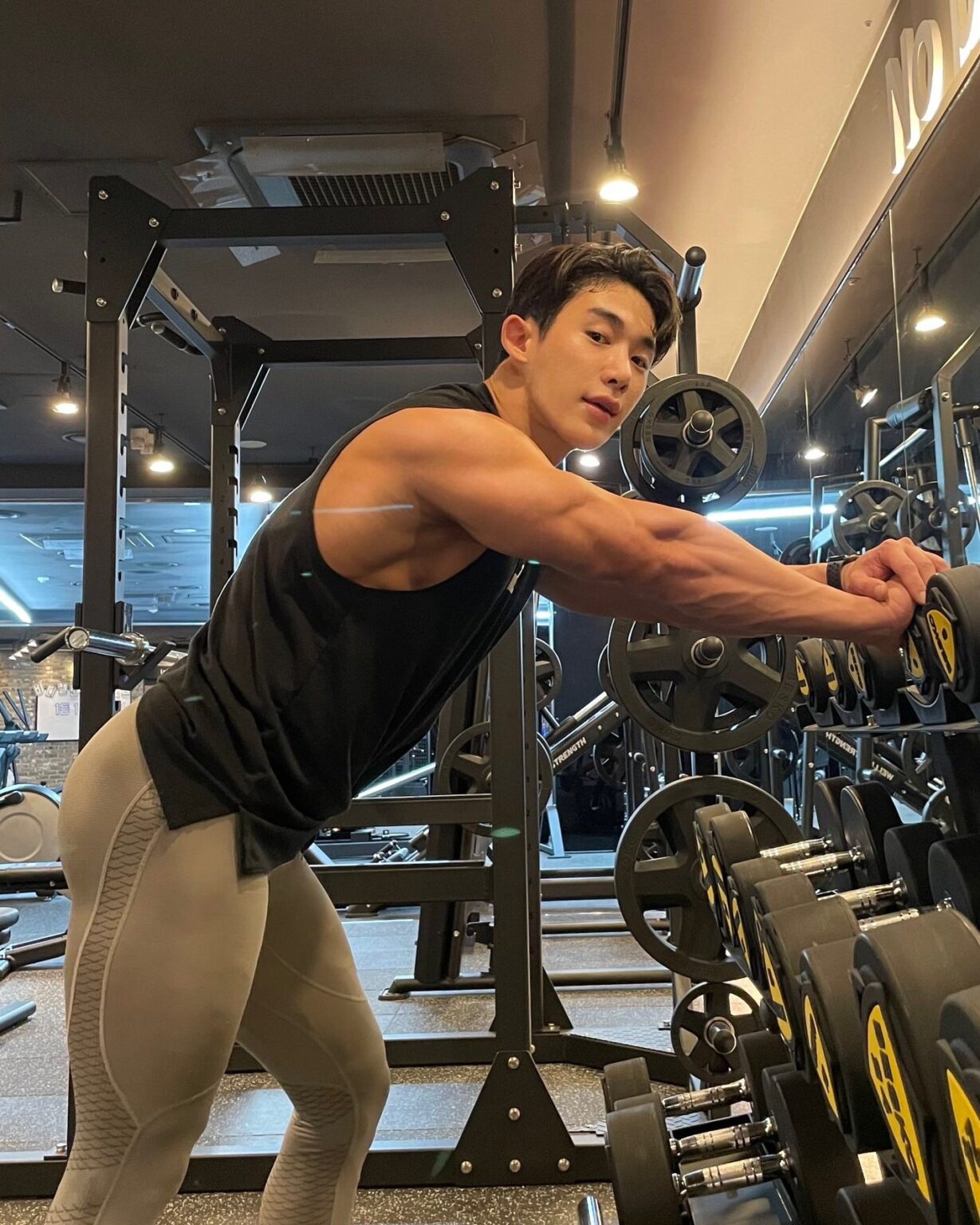 Singer Wonho brings his thighs to the gym — WATCH – Socialite Life
