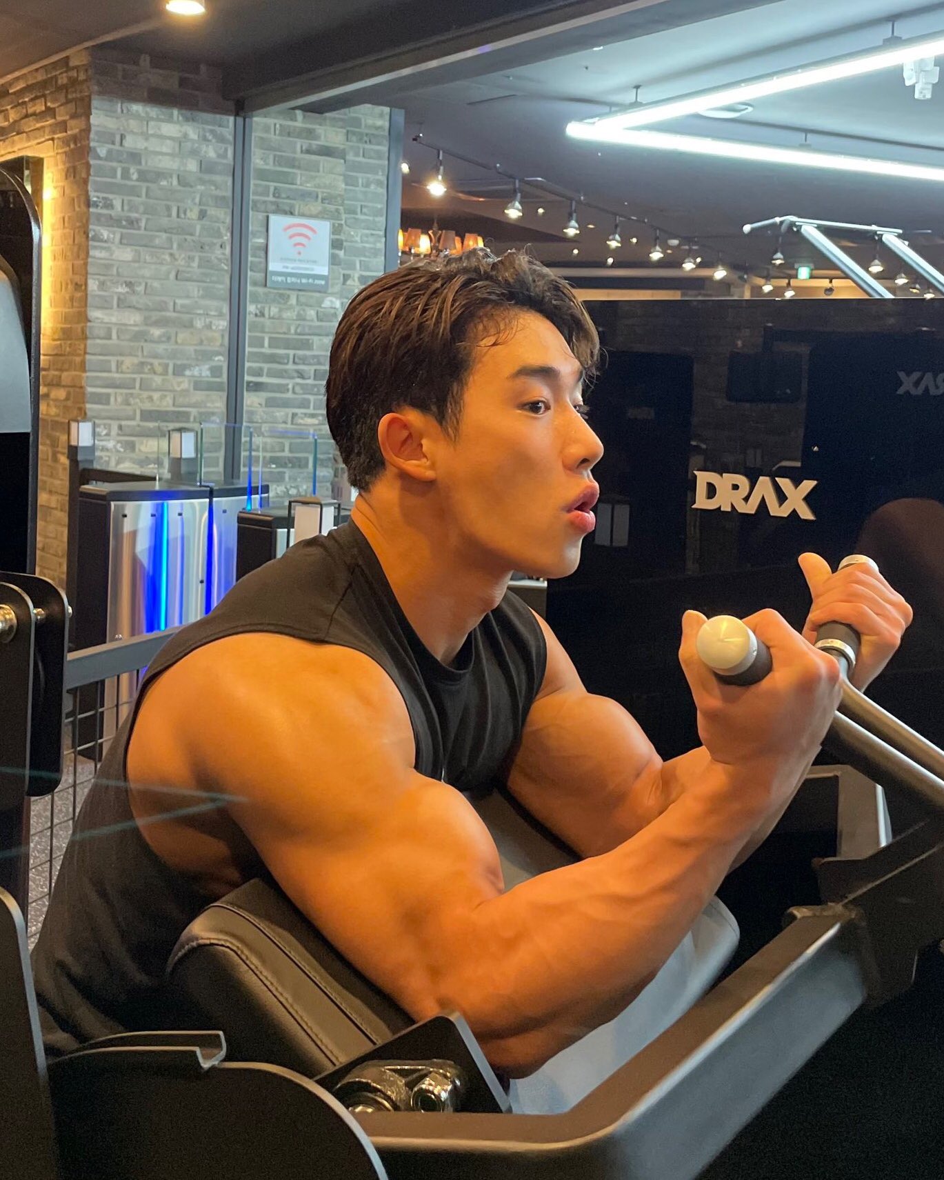 Singer Wonho brings his thighs to the gym — WATCH – Socialite Life