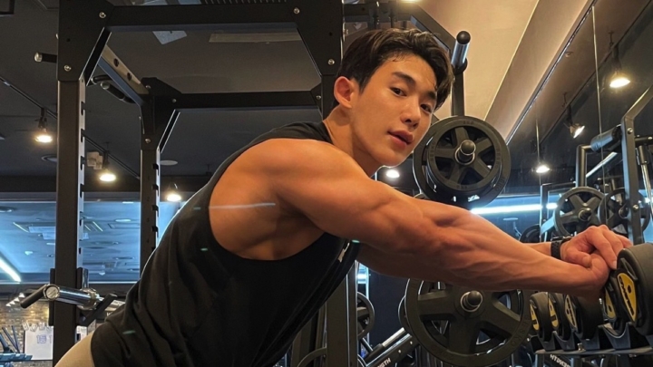 Singer Wonho brings his thighs to the gym — WATCH – Socialite Life