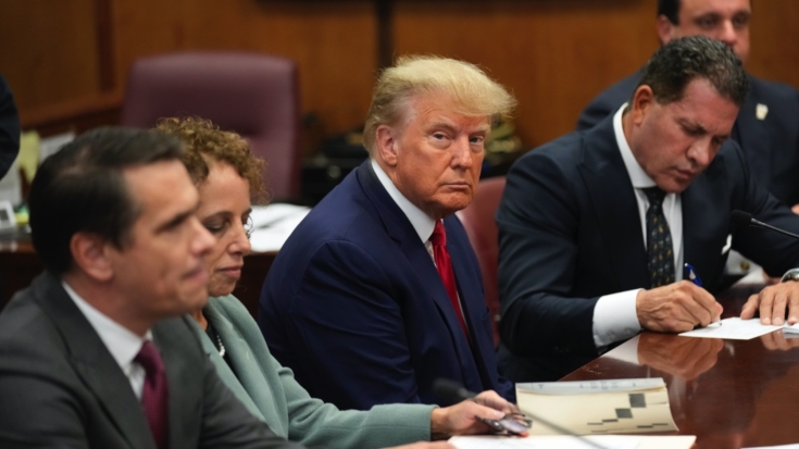 Donald Trump fundraises with fake mugshot – Socialite Life
