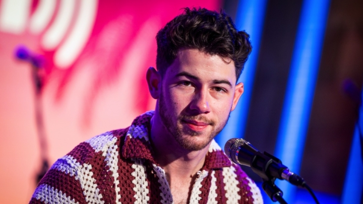 Nick Jonas Fell through a hole on stage while performing night 3 of the ...