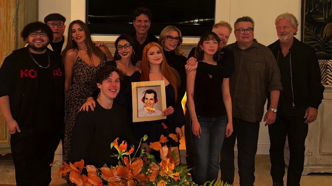 Modern Family cast pose with Ty Burrell aka Phil’s photo frame at their ...