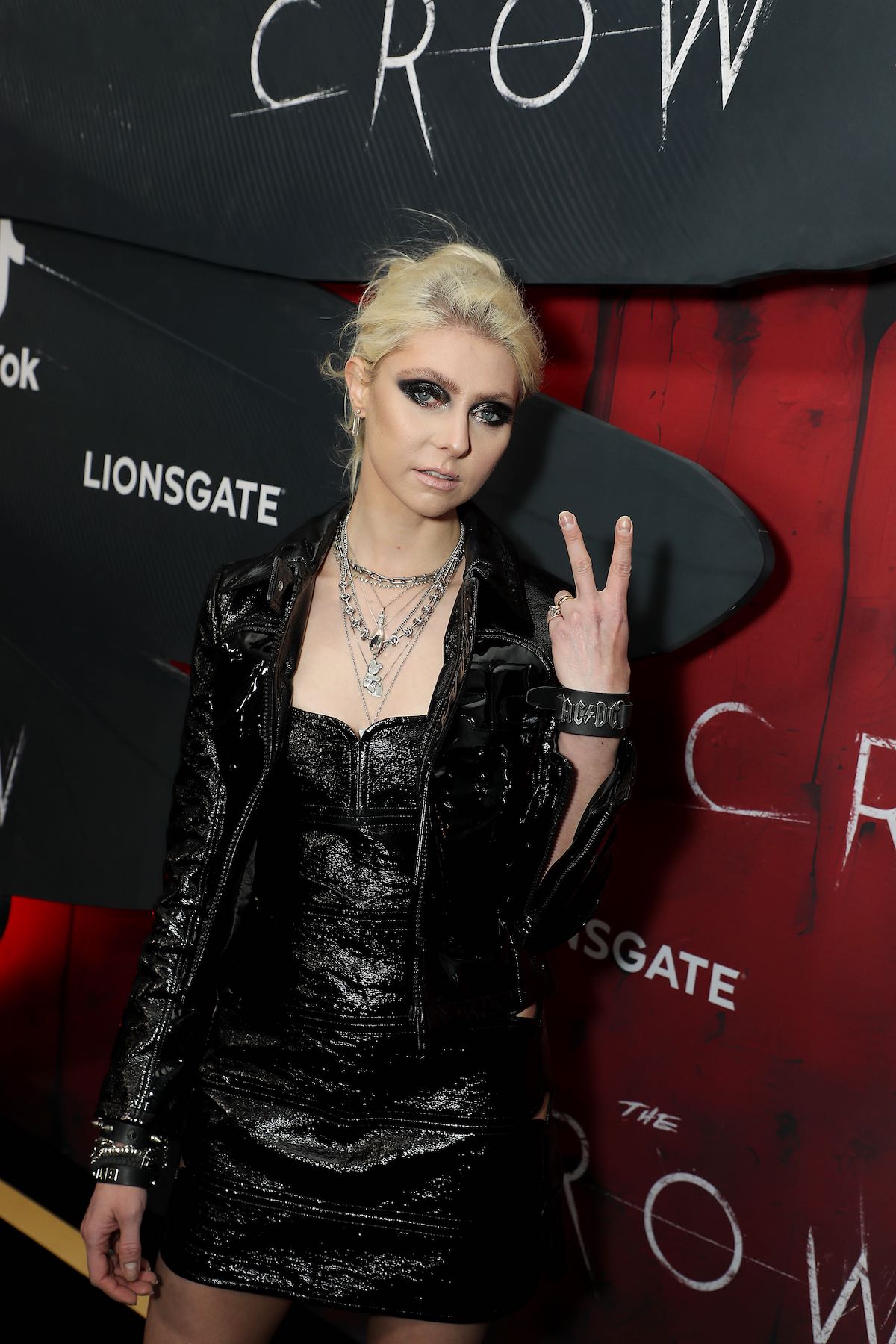 Celeb Snaps: Taylor Momsen, Drake Bell, Idris Elba, Bill Skarsgard, and ...