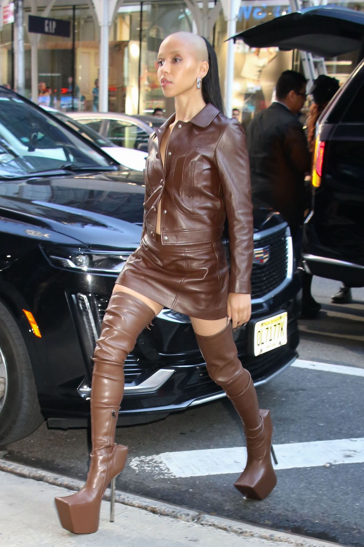 Celeb Snaps: Taylor Momsen, Drake Bell, Idris Elba, Bill Skarsgard, and ...