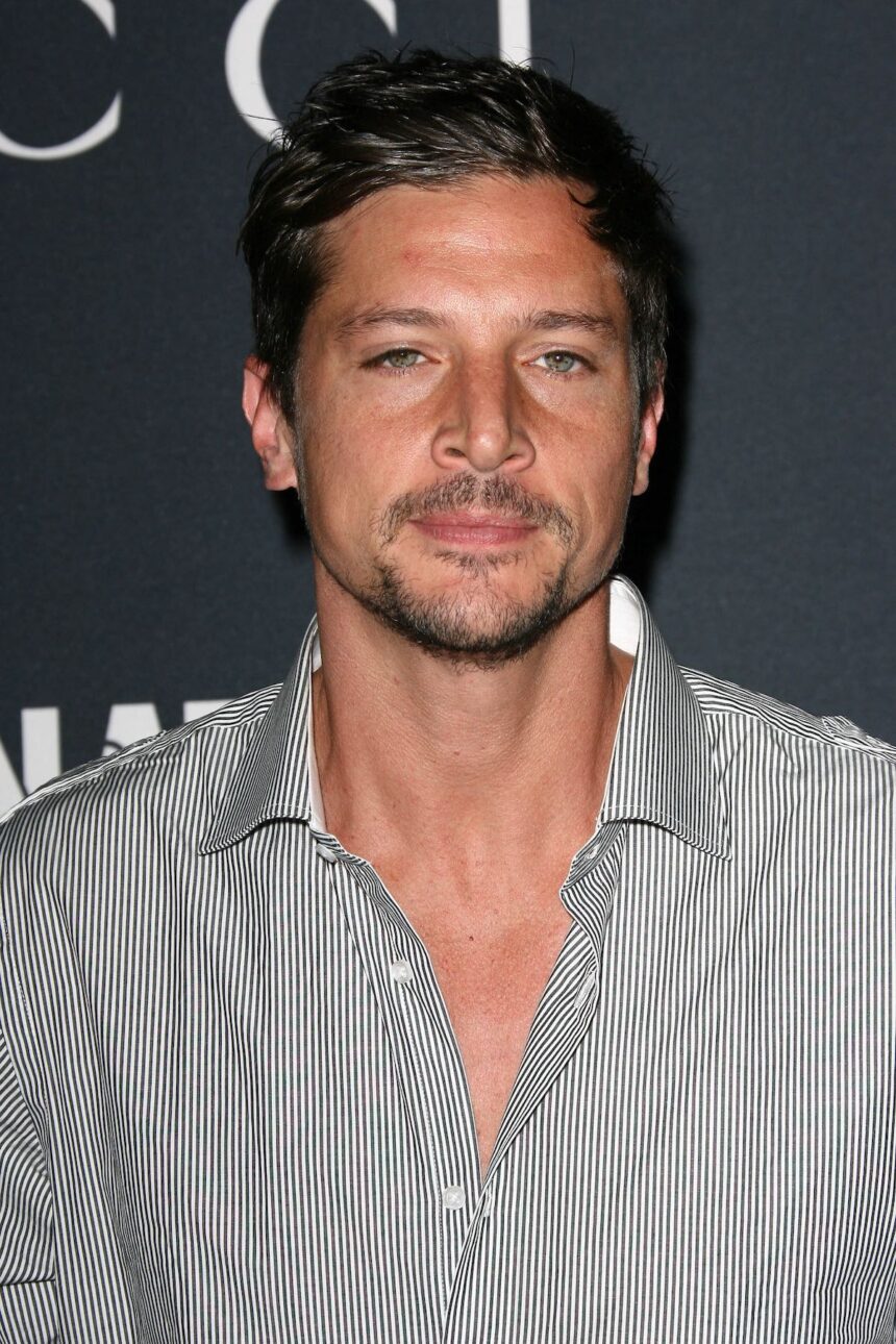 Simon Rex lives off the grid in a 'glam' shipping container – Socialite ...