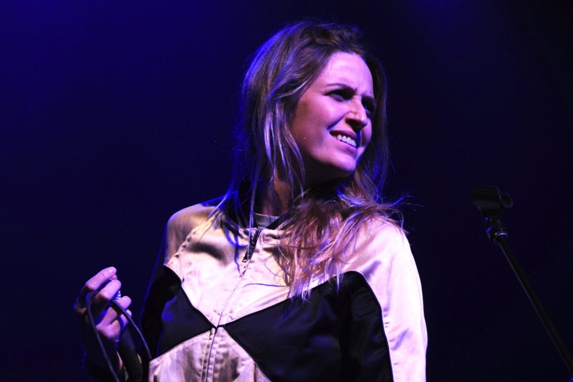 Linkin Park’s new lead singer Emily Armstrong gives a sanitized ...