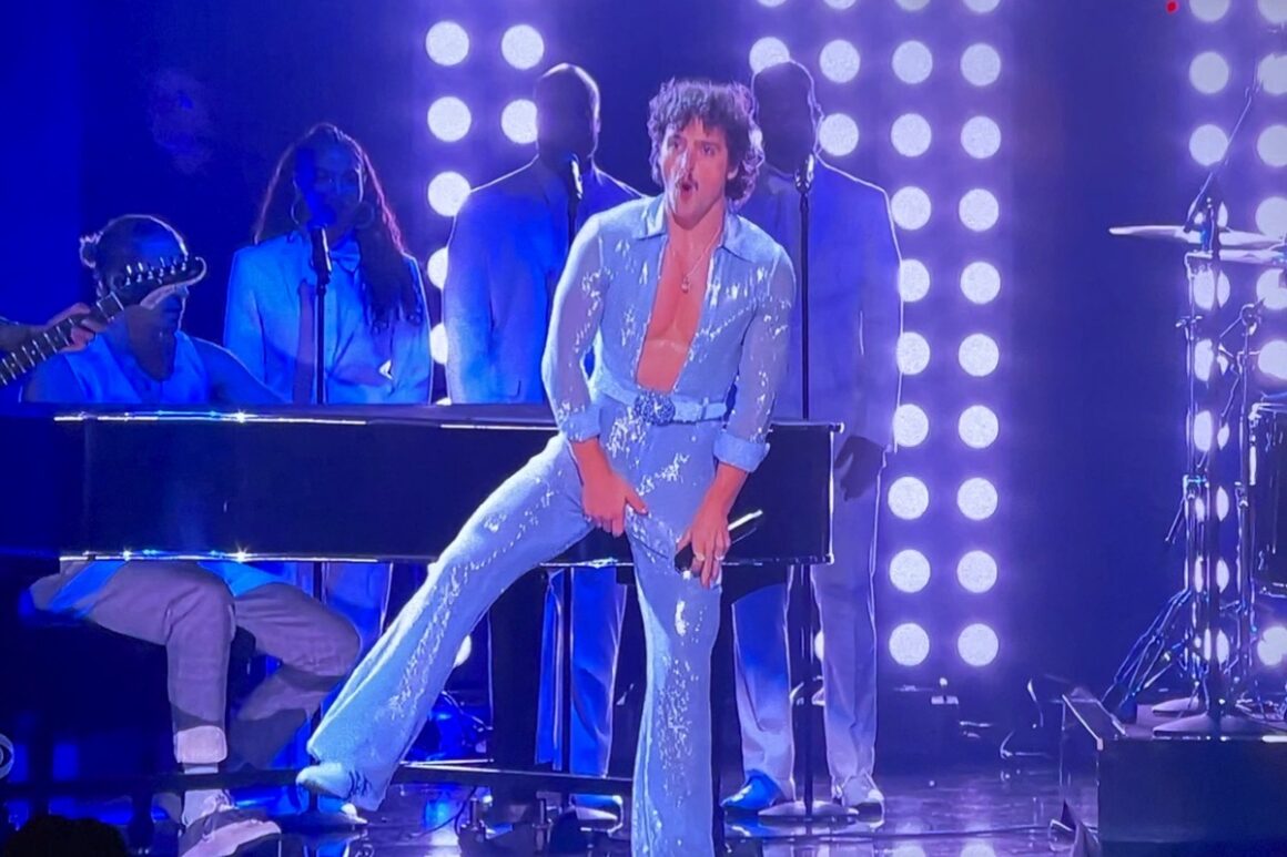 Benson Boone is apologizing for his Grammys aggressive crotch ...