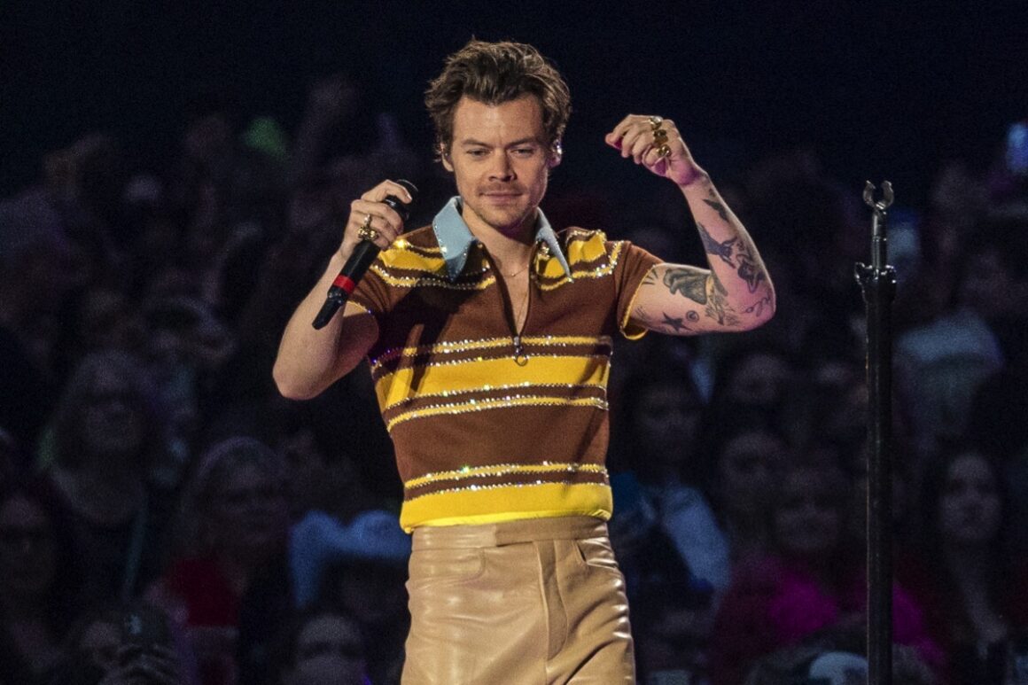 Harry Styles seen "passionately kissing mystery woman" at Glastonbury ...