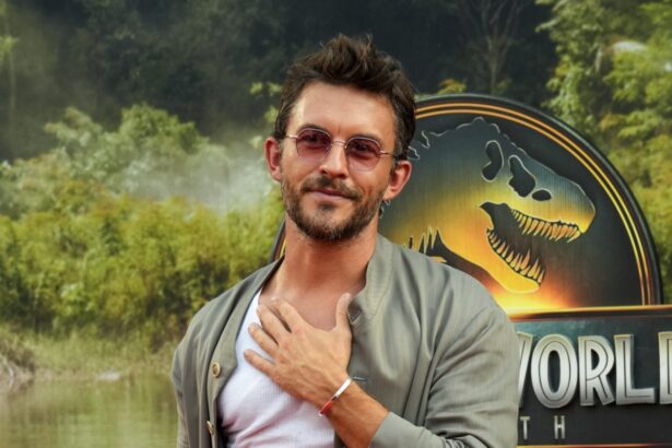 Jonathan Bailey shares a shirtless sluttly little glasses moment for ...